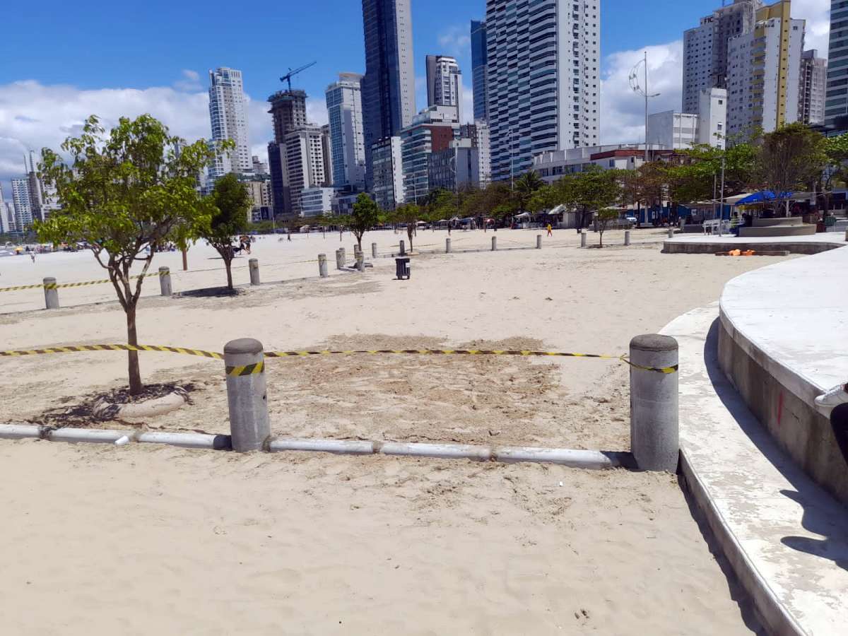 Parquinho infantil do Pontal Norte ganhou árvores na areia