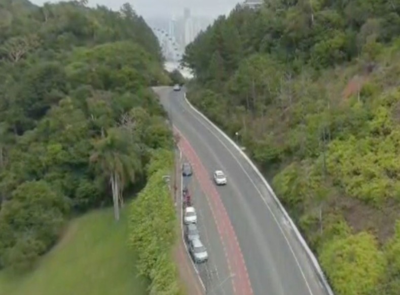 Buscas por pai e filho desaparecidos em Balneário Camboriú continuam, inclusive com cães e drones