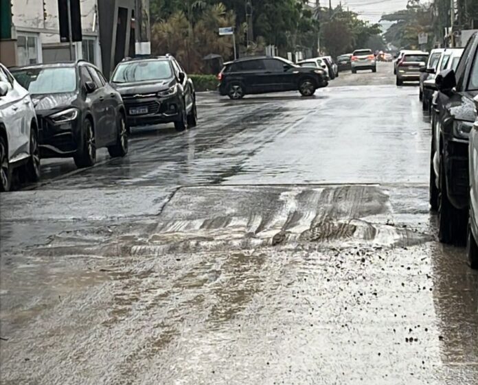 Comerciante denuncia demora em reparo de buraco após vazamento no ...