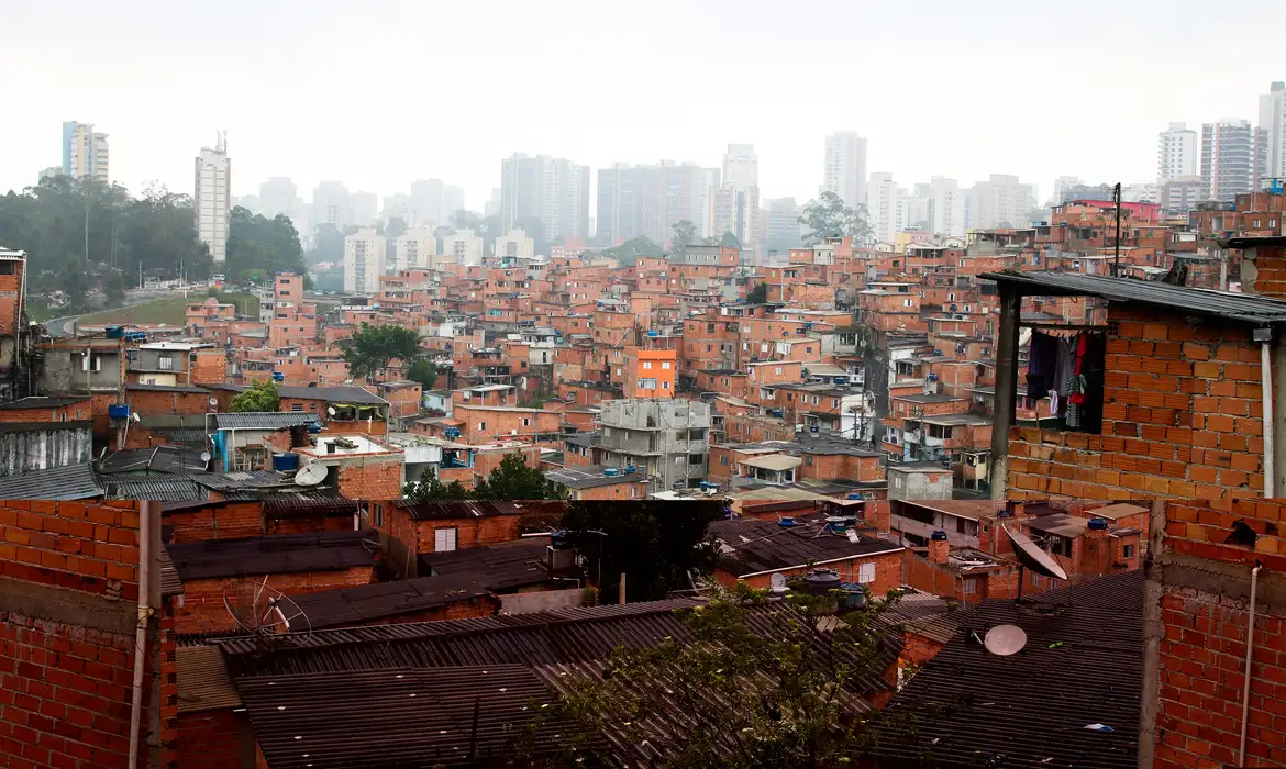 Metade das jovens brasileiras vive jornada dupla a partir dos 18 anos ...